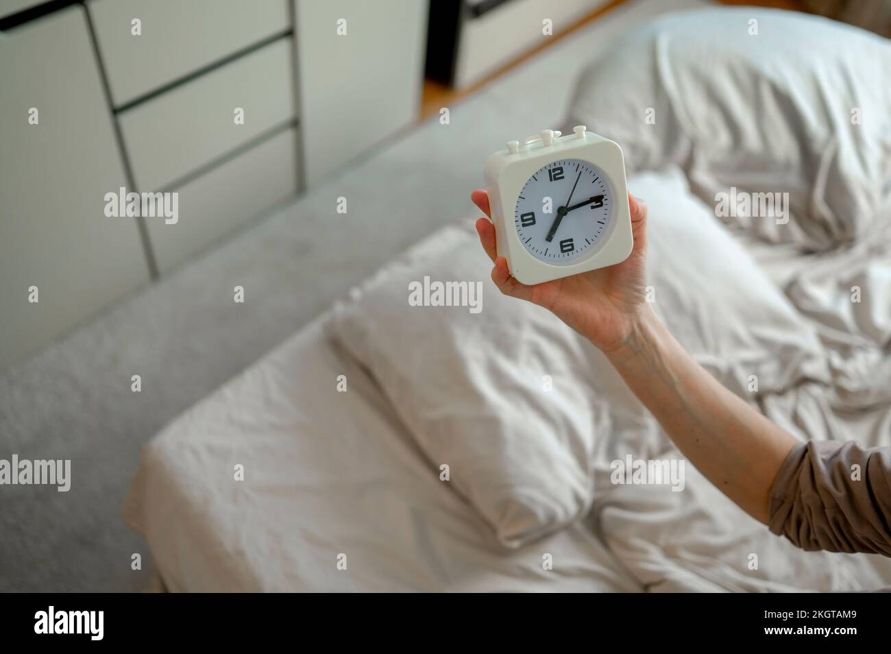 Hand holding clock hi-res stock photography and images - Alamy