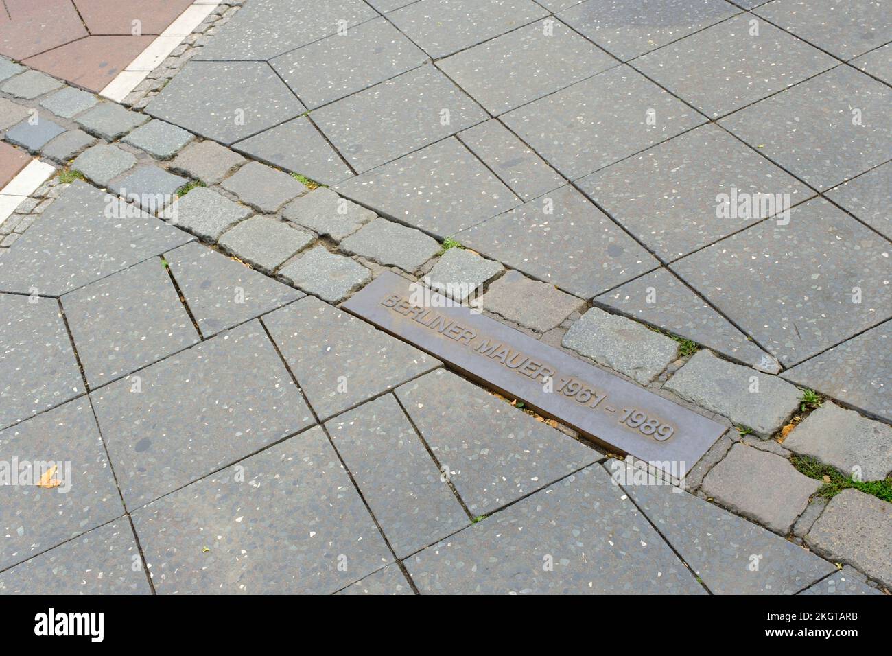 Berlin germany former border hi-res stock photography and images - Alamy