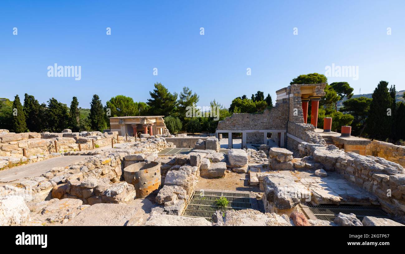 General view of the archaeological site of Knossos palace in Heraklion ...
