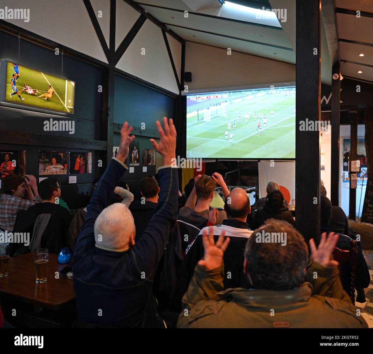 10 November 2022, Berlin: Spectators react to the almost scored goal ...