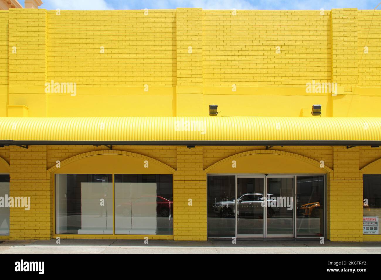 Yellow buidling hi-res stock photography and images - Alamy