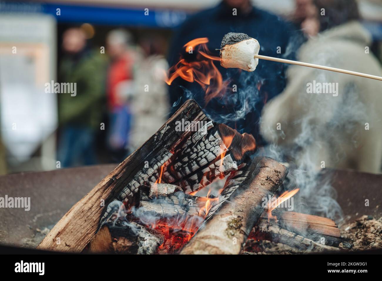 Cooking marshmellow candies on a fireplace Stock Photo - Alamy