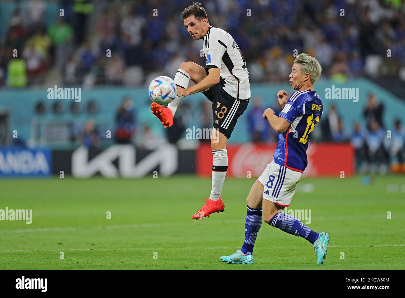 Jonas Hofmann da Alemanha disputa o lance com Takuma Asano do Japão ...