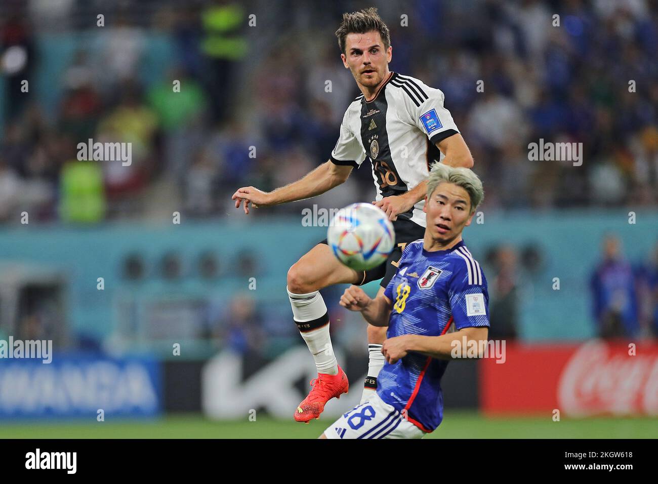 Jonas Hofmann da Alemanha disputa o lance com Takuma Asano do Japão ...