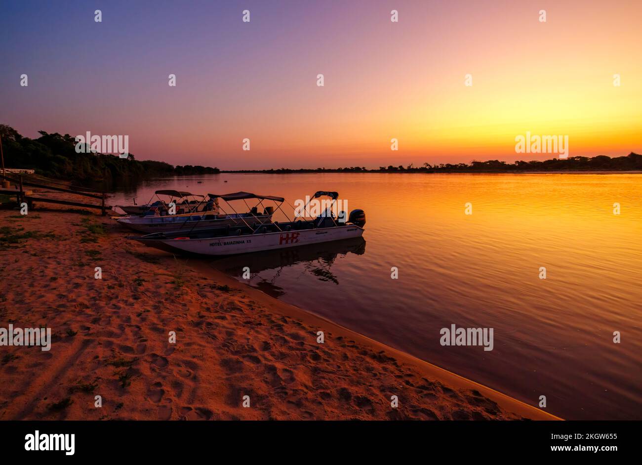 Wildlife viewing boats on Paraguay River, Hotel Baiazinha by the Taiama ...