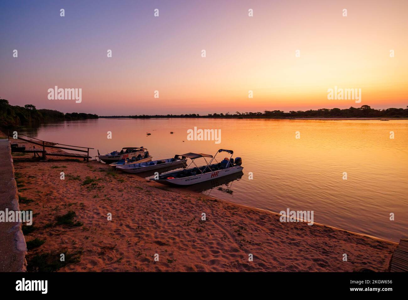 Wildlife viewing boats on Paraguay River, Hotel Baiazinha by the Taiama ...