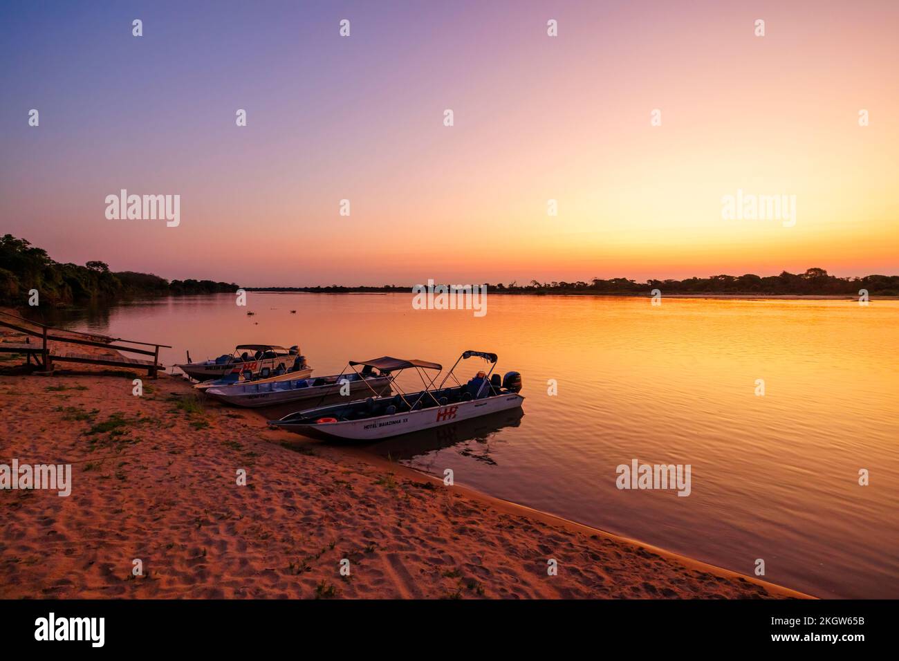 Wildlife viewing boats on Paraguay River, Hotel Baiazinha by the Taiama ...