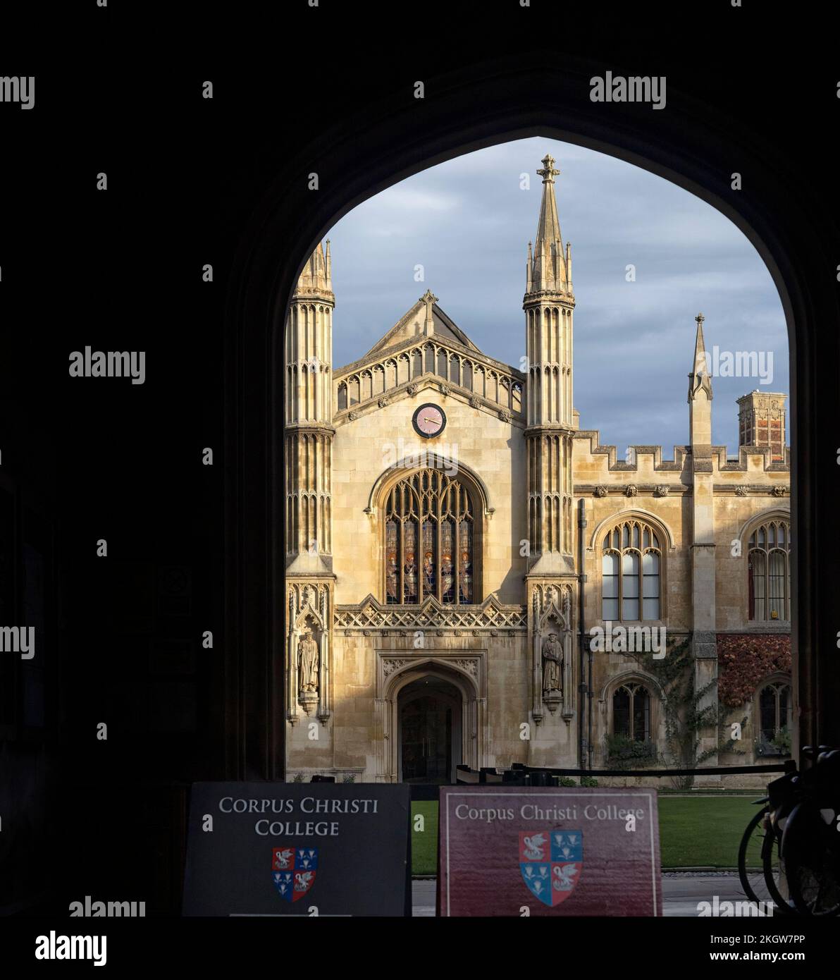 CAMBRIDGE, UK - OCTOBER 31, 2022: View of the quadrangle and chapel of ...