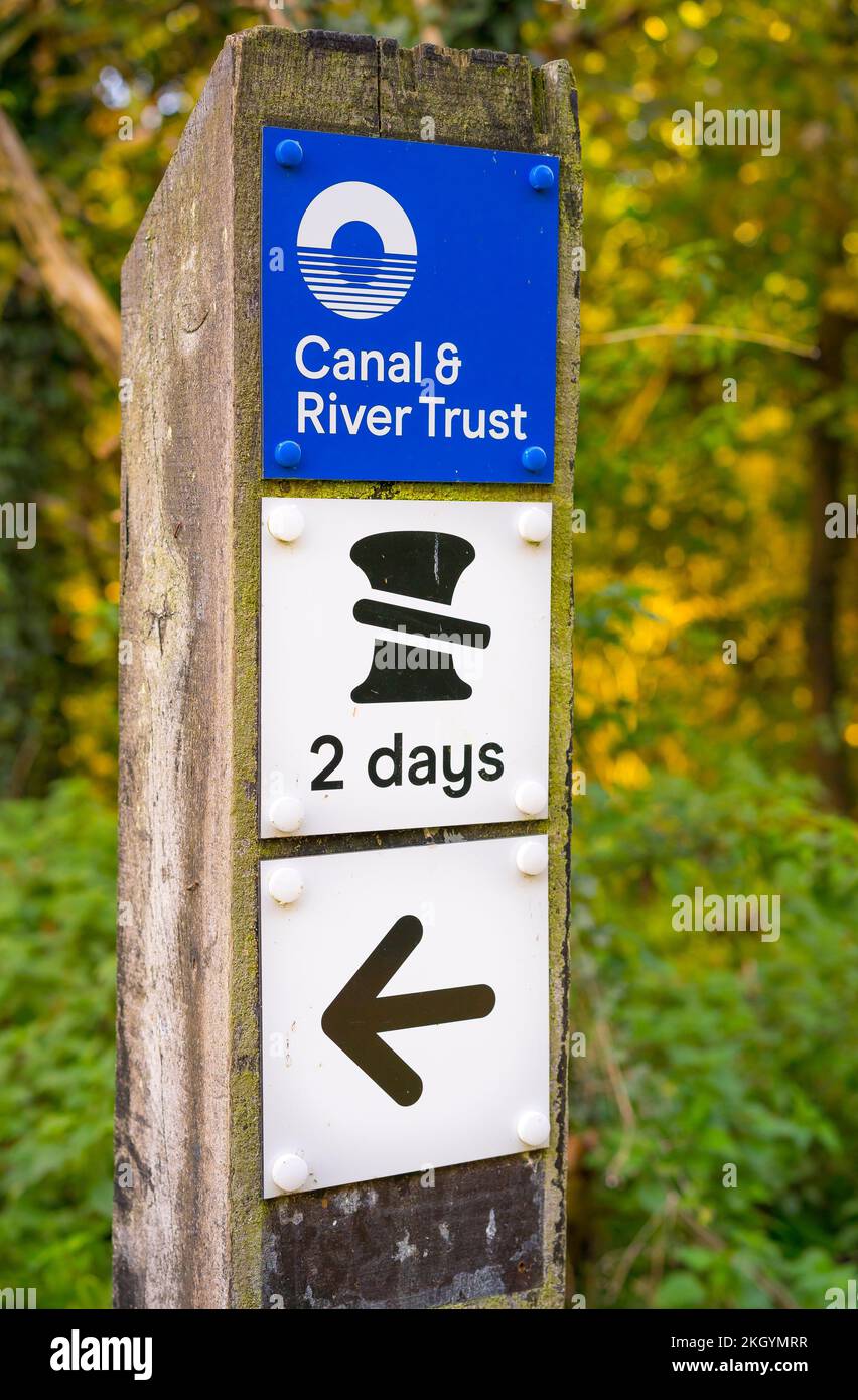 Canal and River Trust 2 days stay sign Stock Photo - Alamy