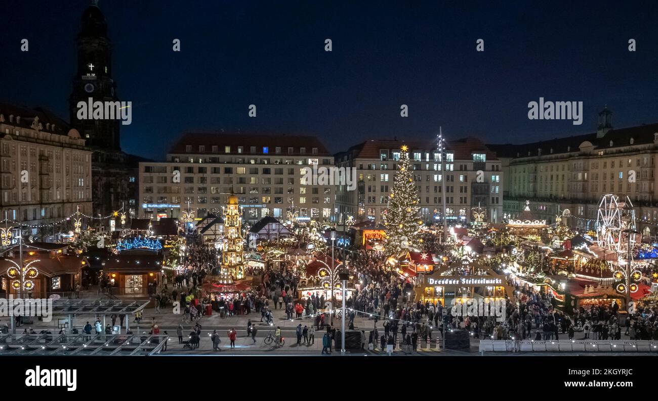 Dresden, Germany. 23rd Nov, 2022. View of the Striezelmarkt on the ...