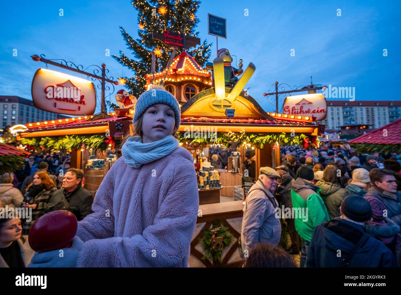 Dresden, Germany. 23rd Nov, 2022. Liselotte, 9, and many interested ...