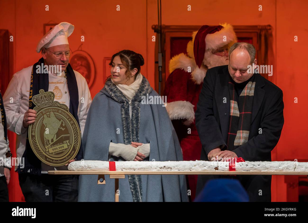 Dresden, Germany. 23rd Nov, 2022. Lord Mayor Dirk Hilbert cuts a giant ...