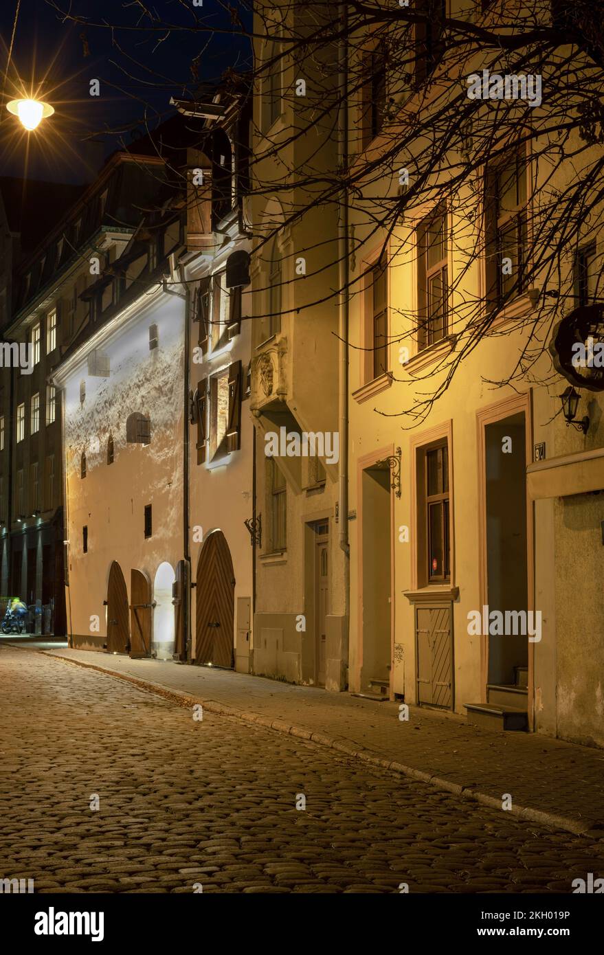 Old cobbled medieval road night hi-res stock photography and images - Alamy