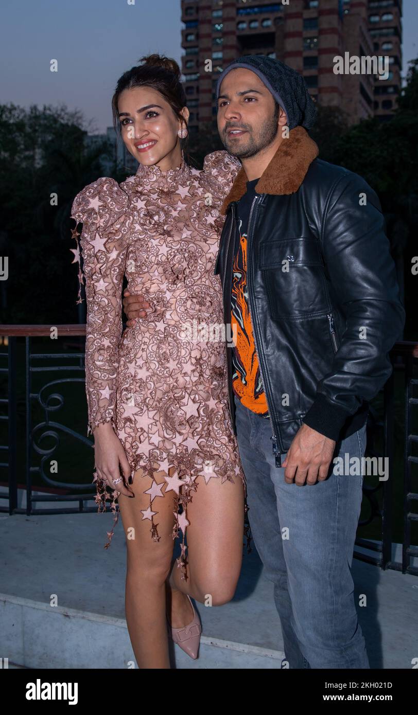 Bollywood Actor Varun Dhawan and Actress Kriti Sanon pose for photos ...