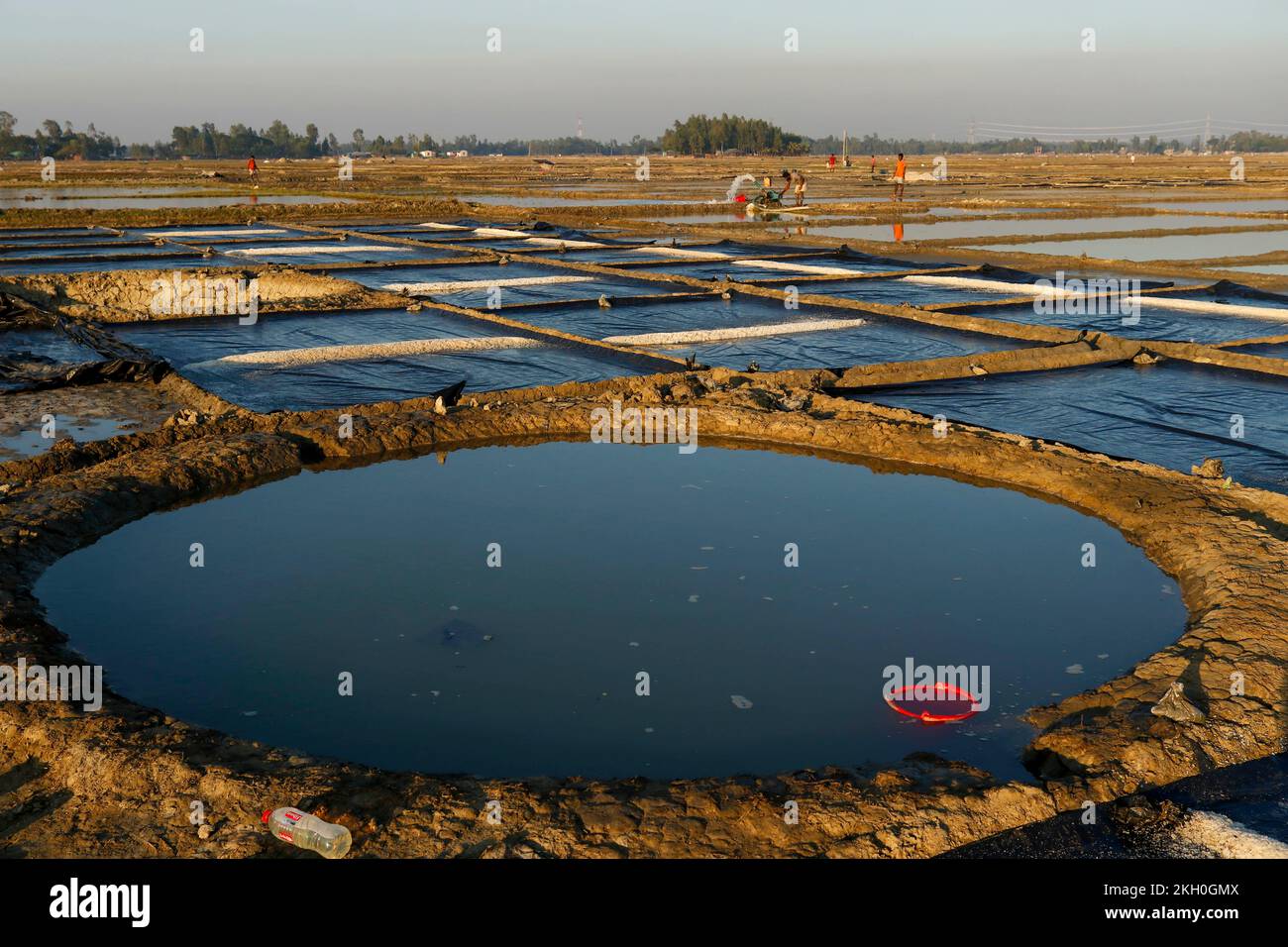 Dhaka, Dhaka, Bangladesh. 23rd Nov, 2022. Farmer works in a salt field ...