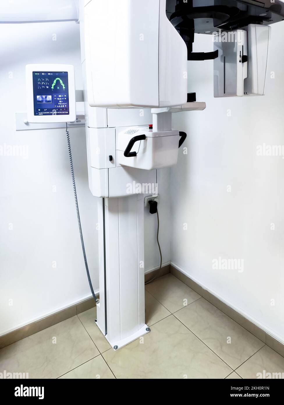 The dental CT scan in the dental clinic Stock Photo - Alamy