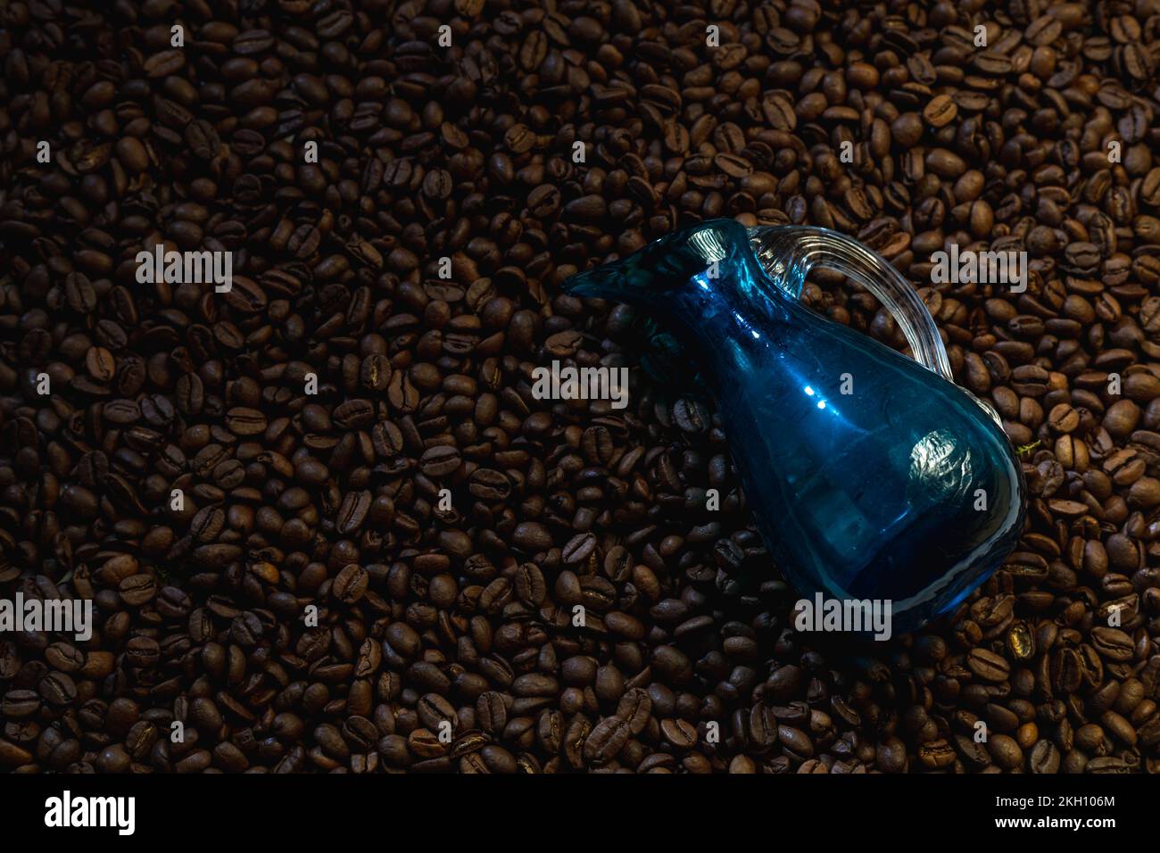 Dark coffee beans hi-res stock photography and images - Alamy