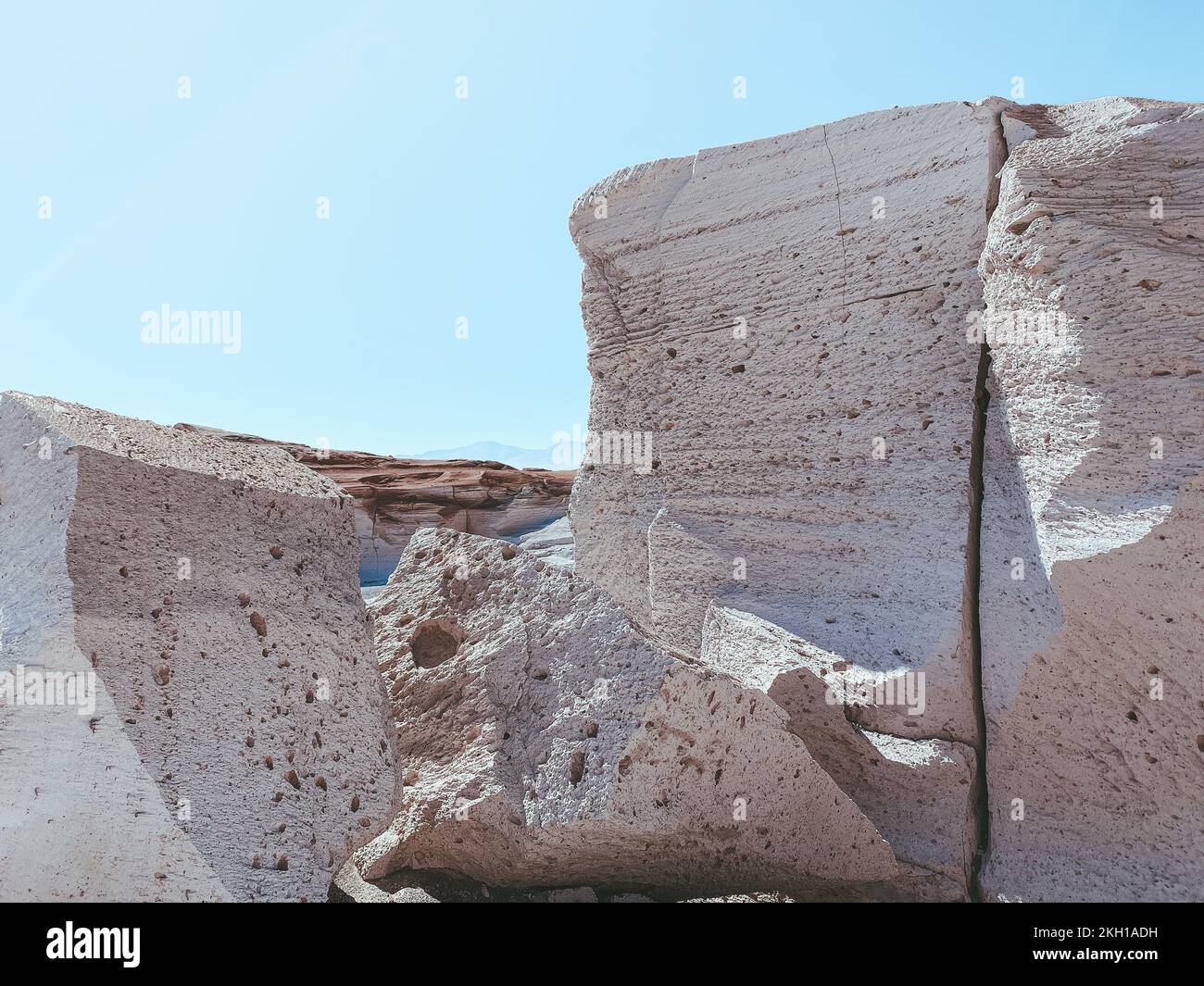 The huge white volcanic rock formations in Campo De Piedra Pomez ...