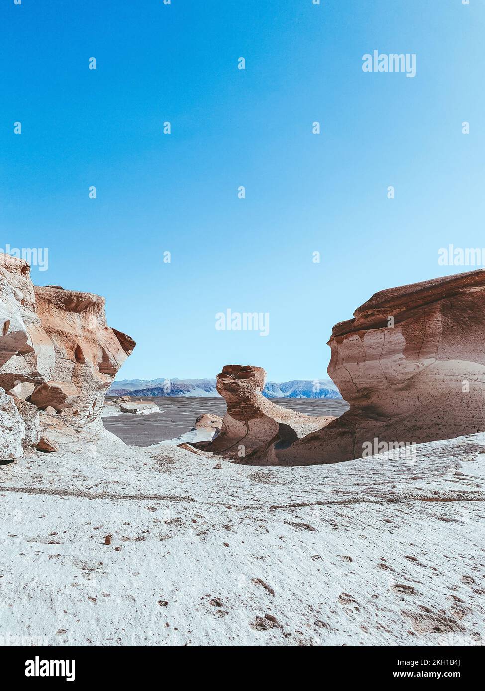 The huge white volcanic rock formations in Campo De Piedra Pomez ...