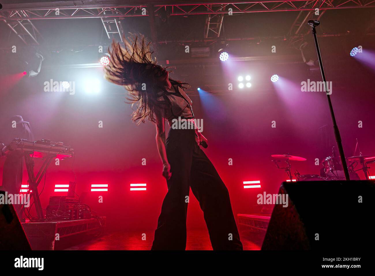 November 23, 2022: Janet Planet of Australian band Confidence Man live ...