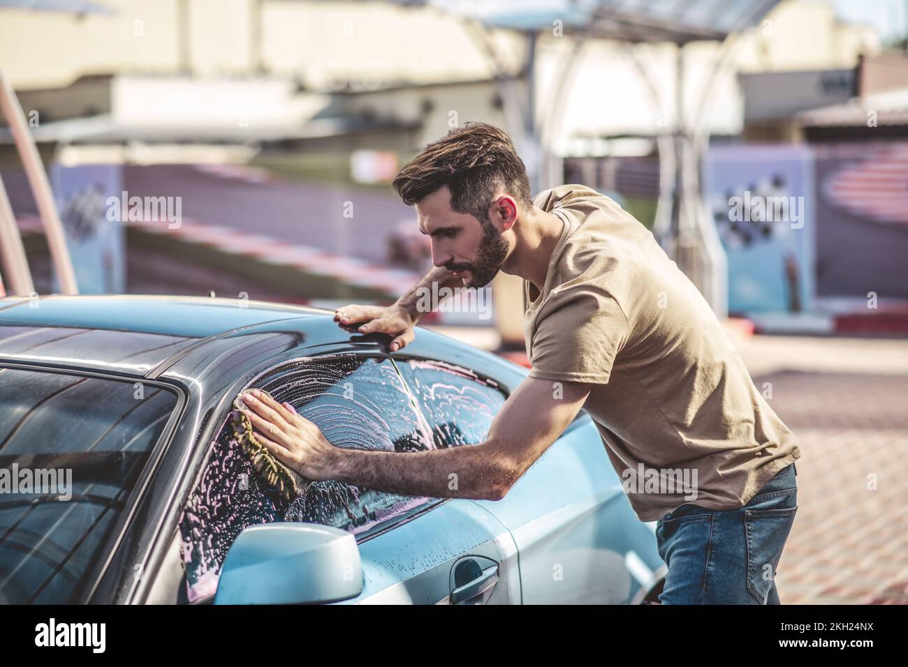 Automotive detailer cleaning the customer motor vehicle Stock Photo - Alamy