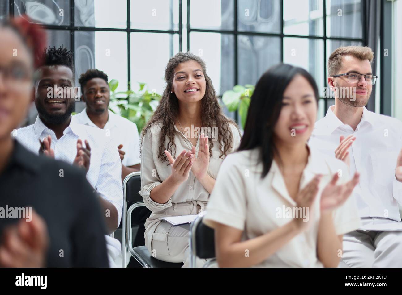 Applauding crowd real hi-res stock photography and images - Alamy