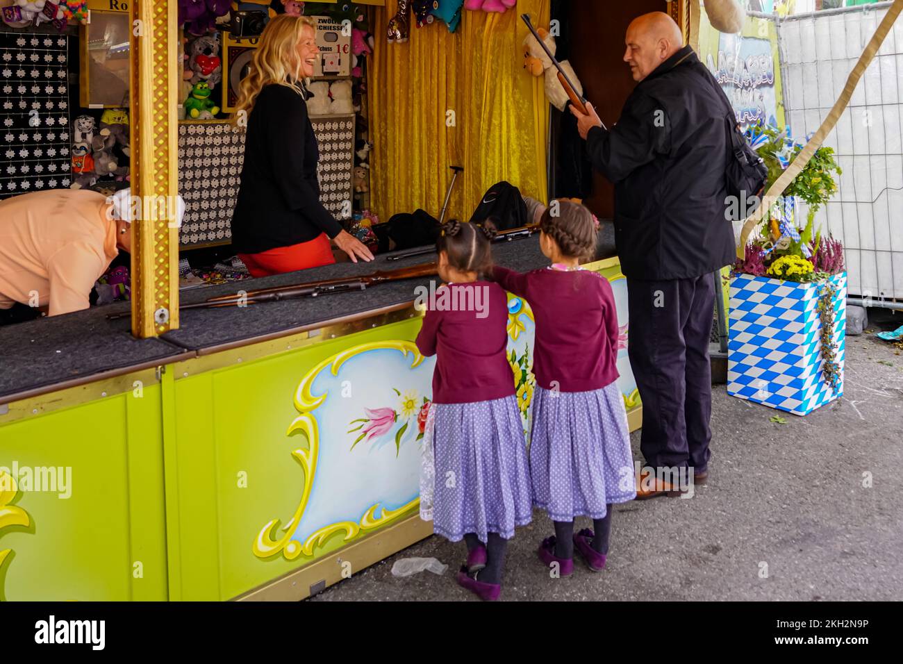 Fairground shooting range hi-res stock photography and images - Alamy