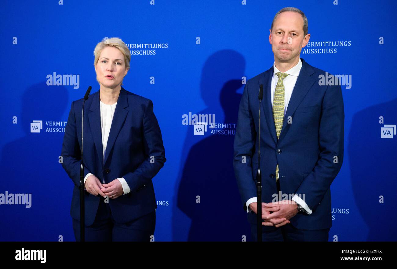 23 November 2022, Berlin: Manuela Schwesig (l, SPD), Minister-President ...