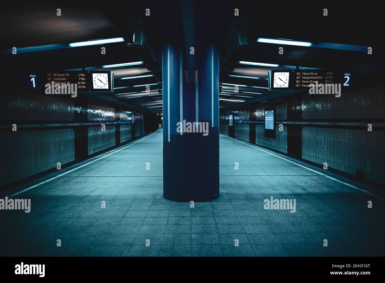 The empty subway station platform Stock Photo - Alamy