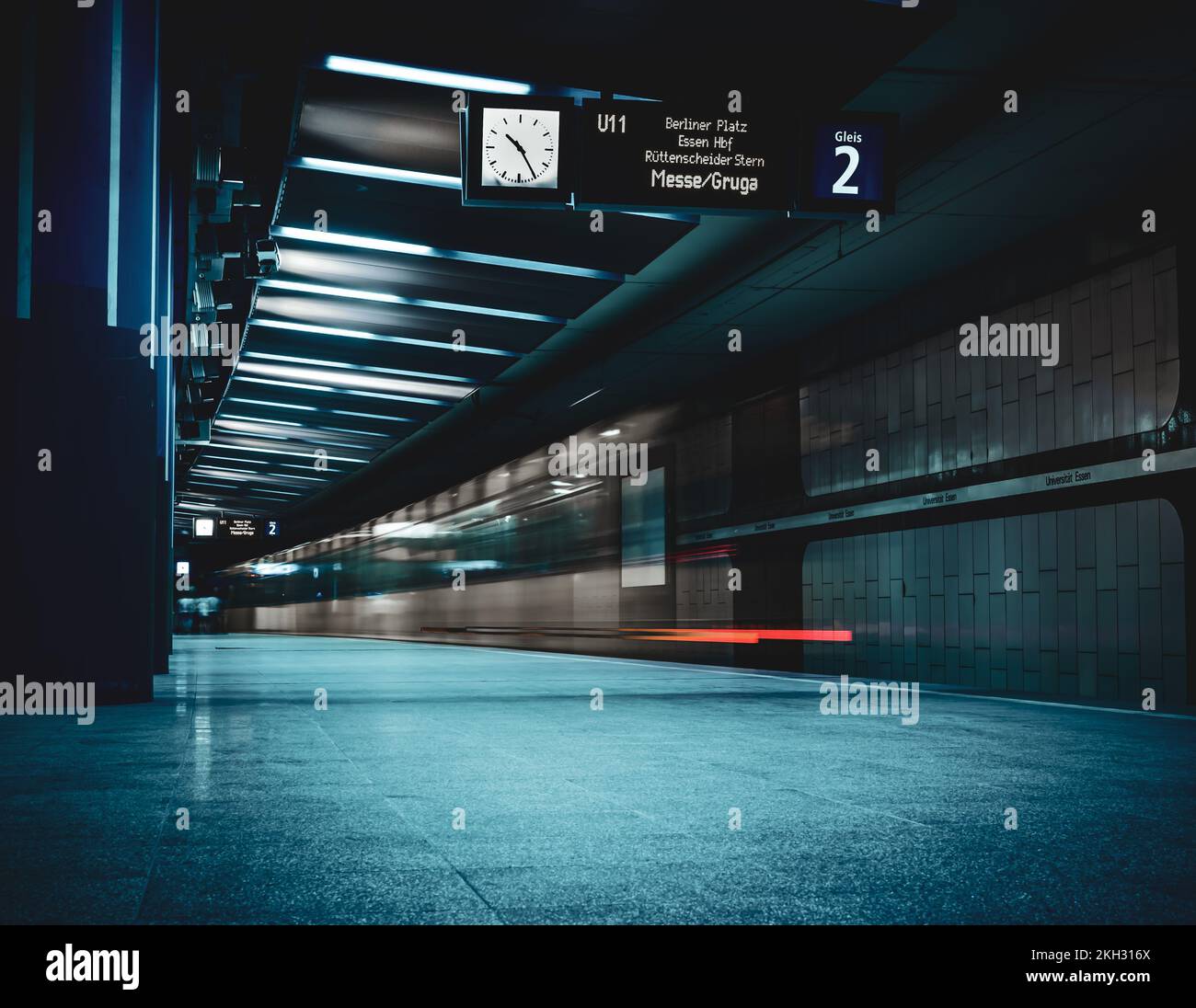 The empty subway station platform Stock Photo - Alamy