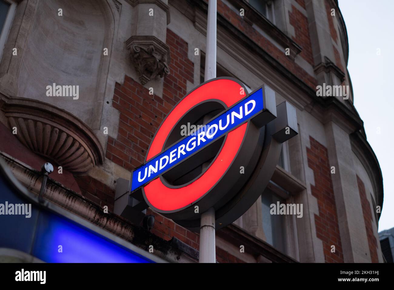 London subway logo hi-res stock photography and images - Alamy