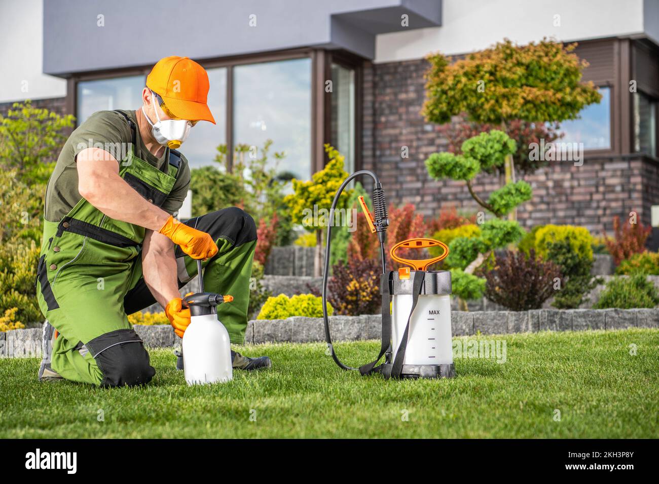 Spraying pesticide hi-res stock photography and images - Alamy