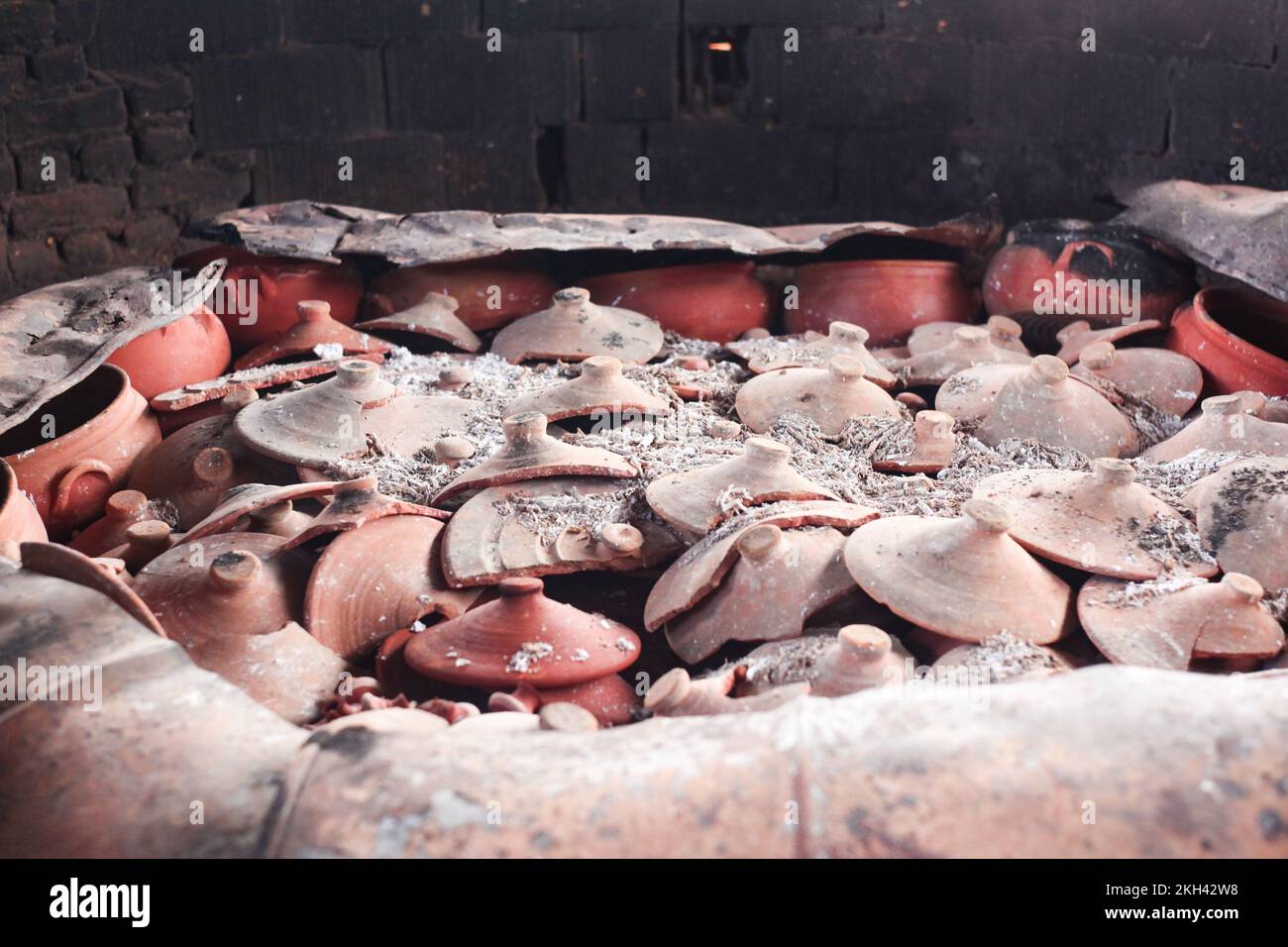Display of vintage ceramics on a shelf hi-res stock photography and ...