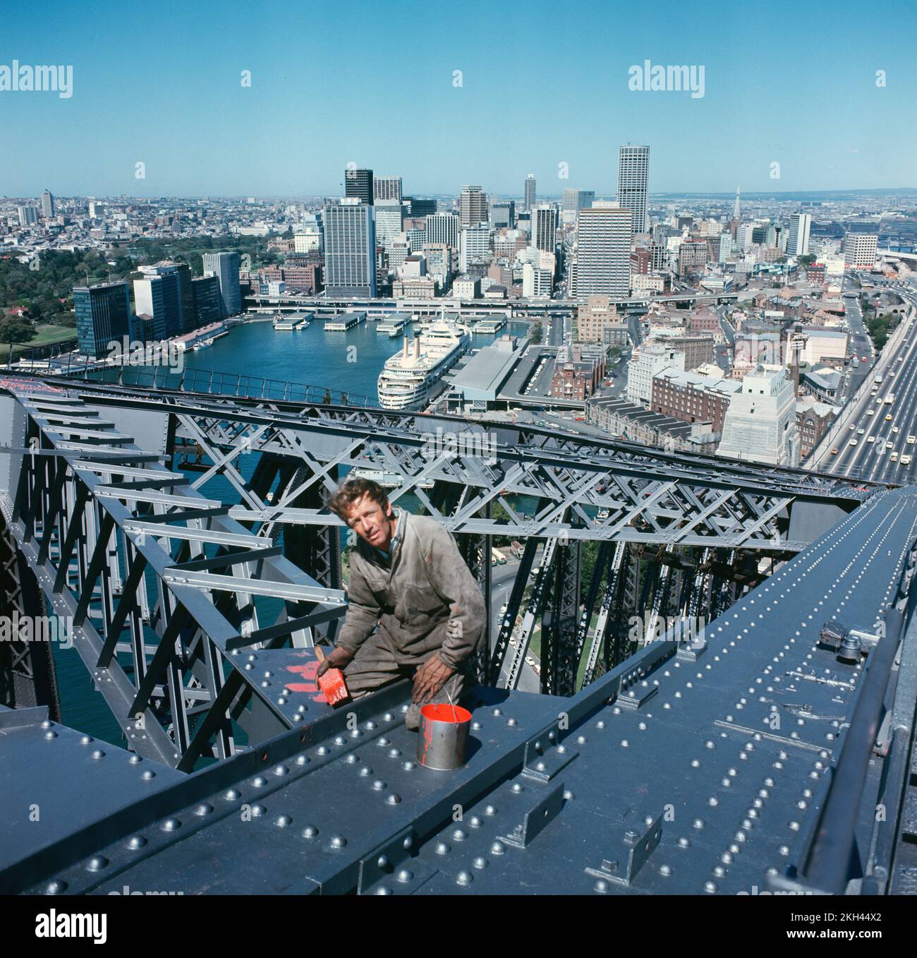 Paul Hogan working as a bridge painter and rigger on the Sydney Harbour ...