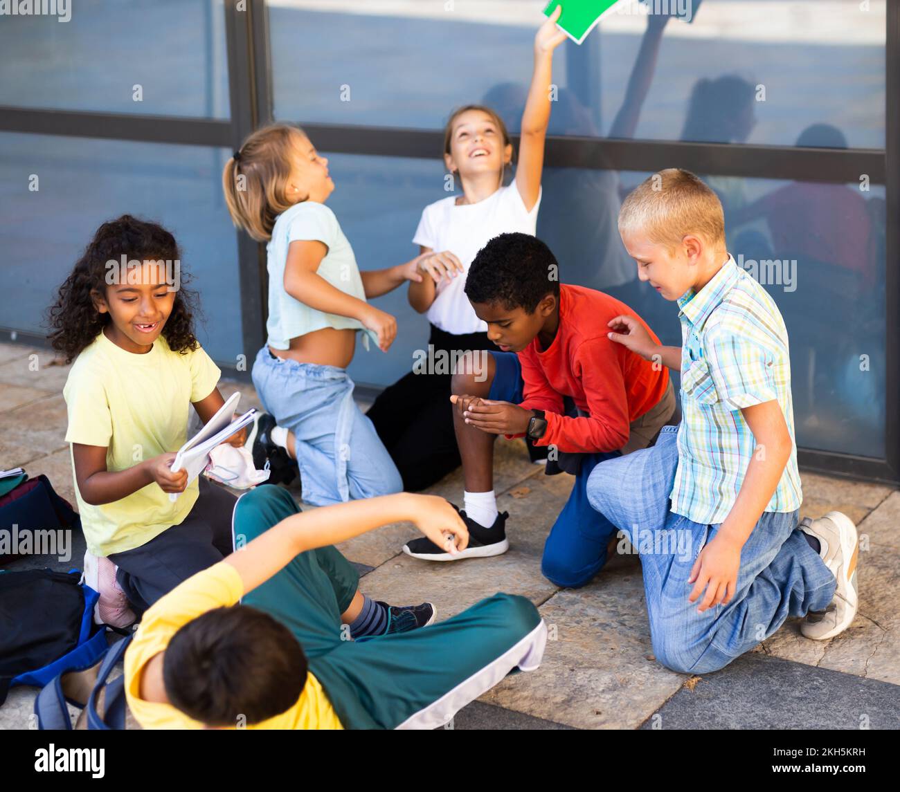 Group schoolchildren enjoying time hi-res stock photography and images ...
