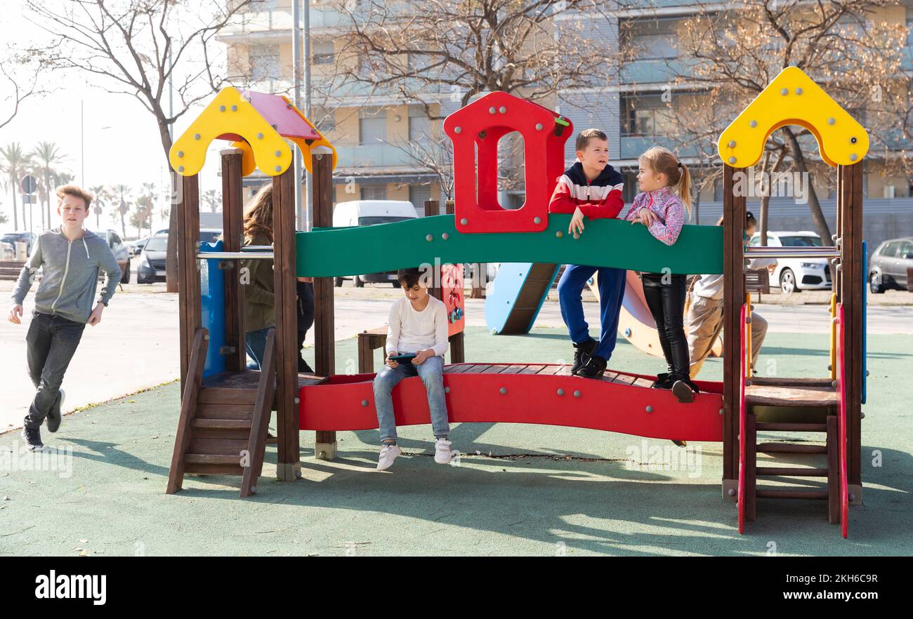 Kids playing on jungle gym hi-res stock photography and images - Alamy