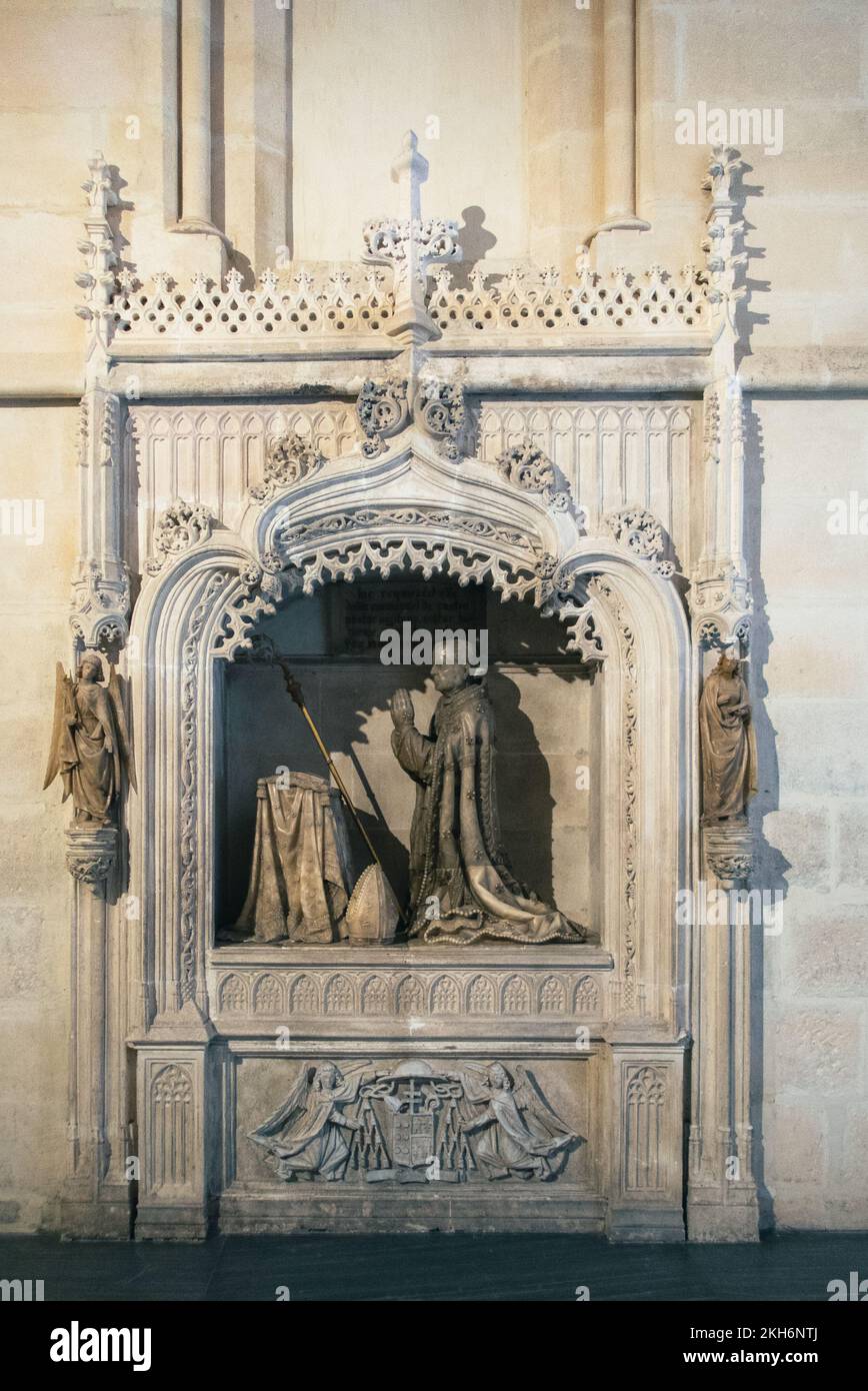 Statue in nische hi-res stock photography and images - Alamy