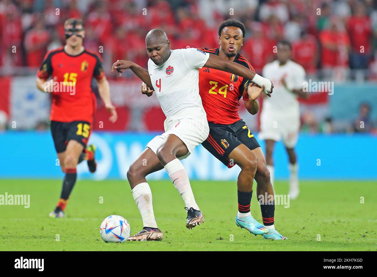 Lois Openda da Bélgica disputa o lance com Kamal Miller do Canadá ...