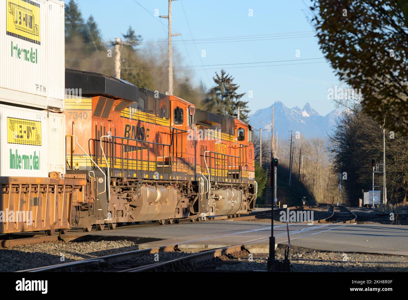 Cascade mountains washington and train hi-res stock photography and images - Alamy