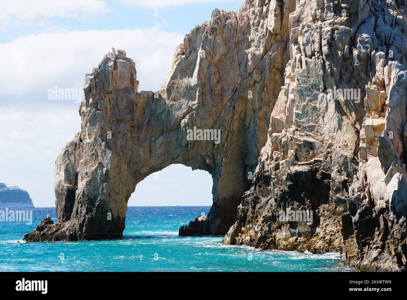 The popular rock formation of a natural Arch near Cabo San Lucas ...
