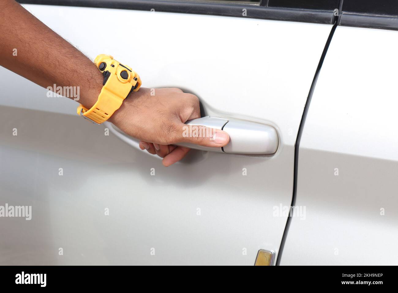 Opening a car door Stock Photo - Alamy