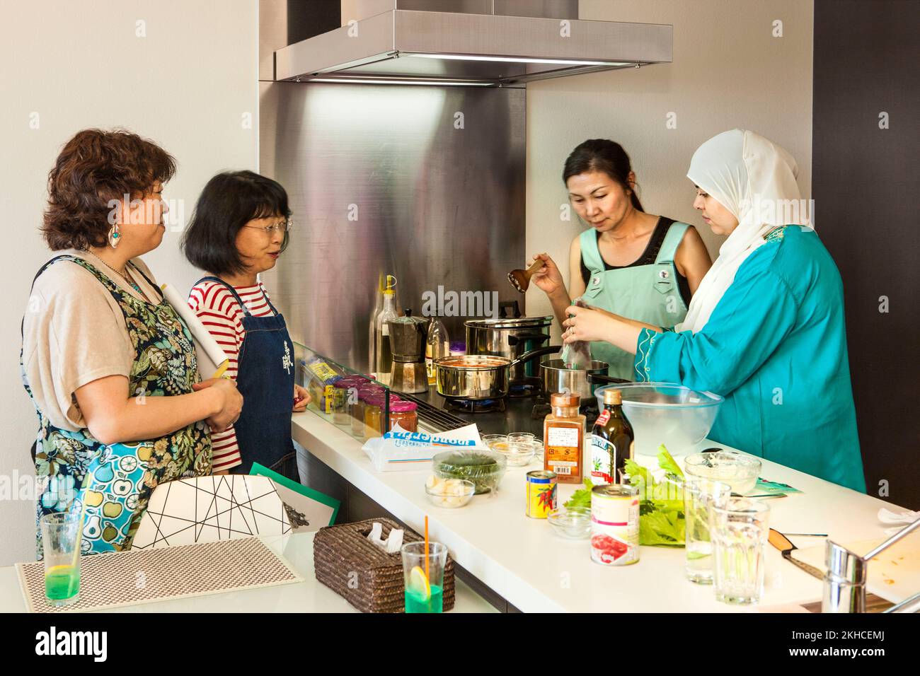 Students cooking class japan hi-res stock photography and images - Alamy
