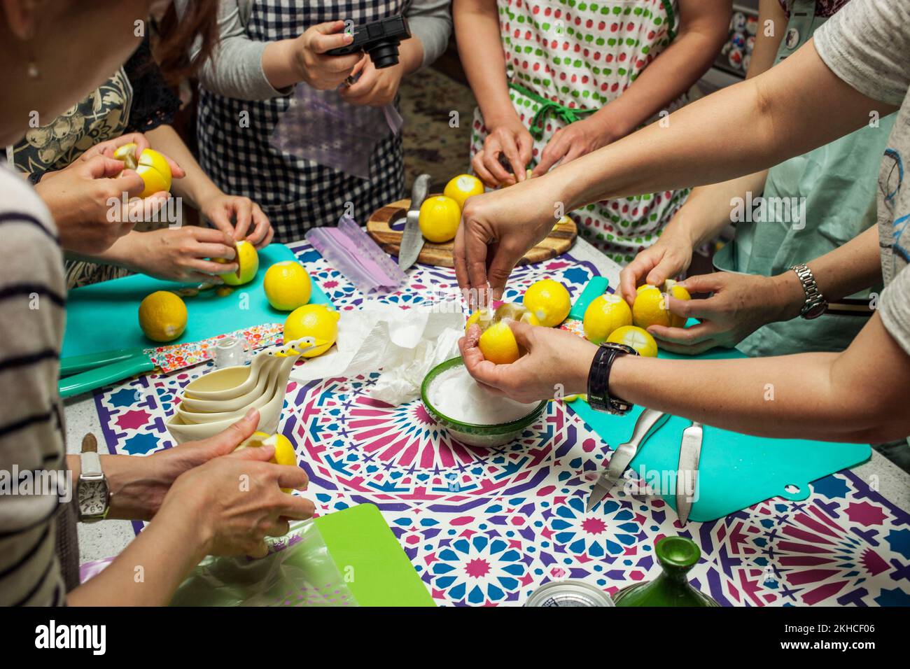 Students cooking class japan hi-res stock photography and images - Alamy