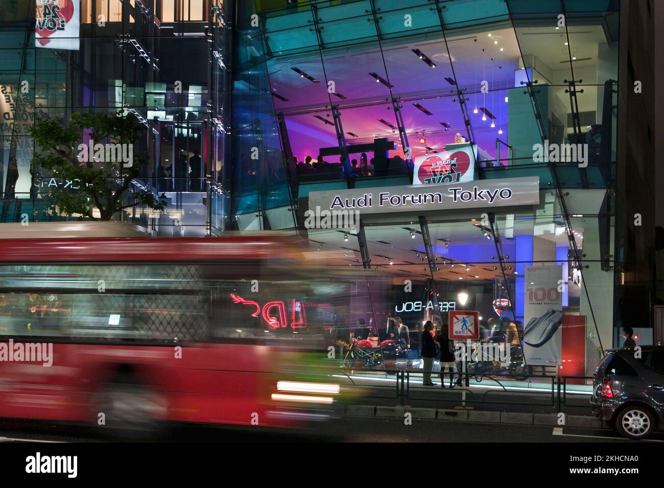 Tokyo buses rush hour hi-res stock photography and images - Alamy