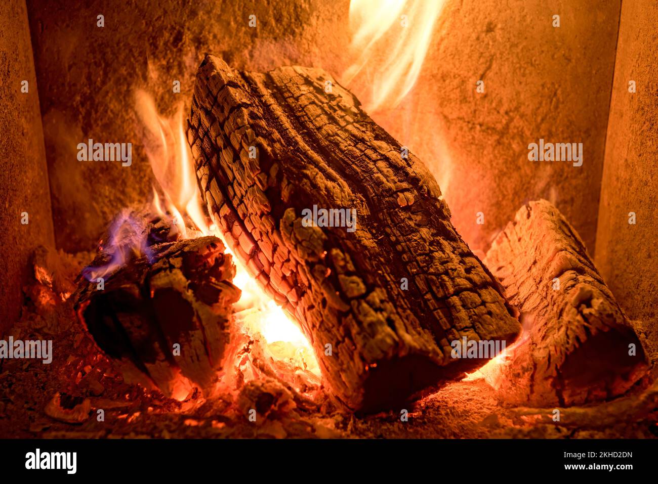 Burning log in the fireplace, firewood, open fire, fireplace, glowing ...
