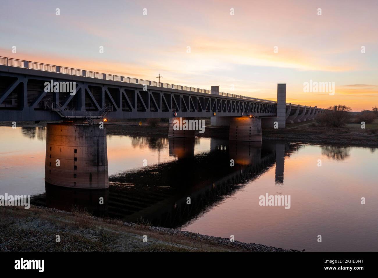 Sunset at the Magdeburg waterway junction, Mittelland Canal leads in ...