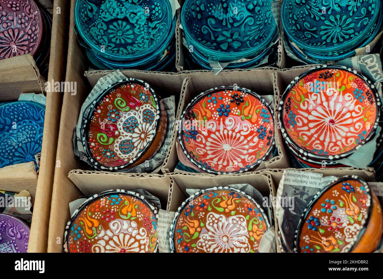 Traditional Turkish ceramic plates in bazaar Stock Photo - Alamy