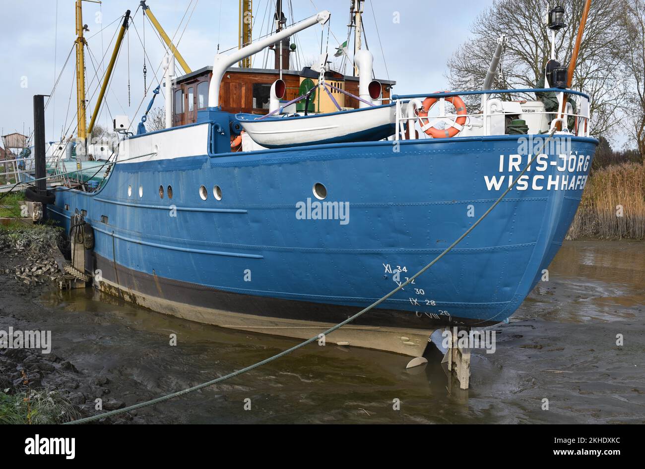Ship stuck in the mud at low tide in Wischhafen, Lower Saxony, Germany ...