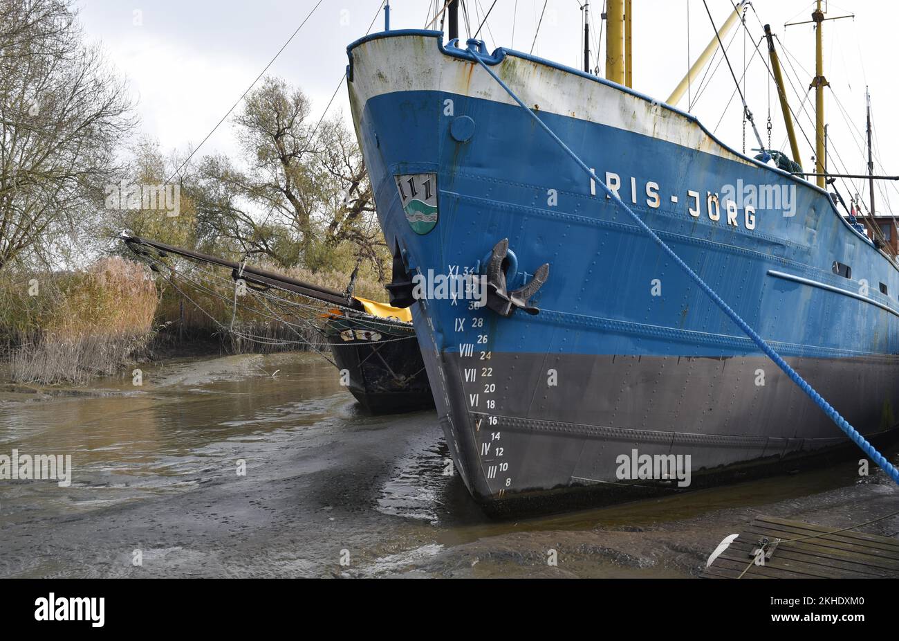 Ship stuck in the mud at low tide in Wischhafen, Lower Saxony, Germany ...