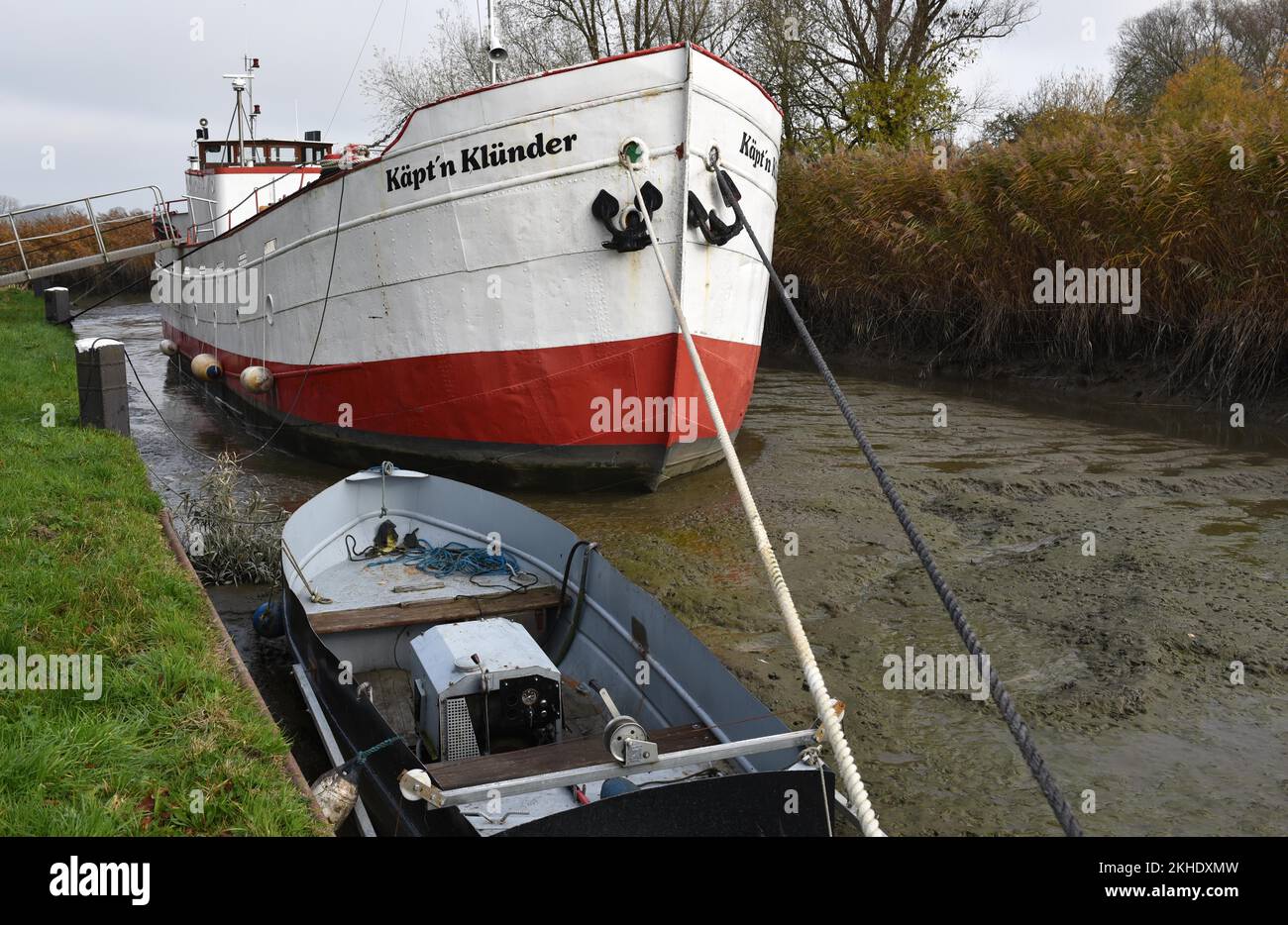 Ship stuck in the mud at low tide in Wischhafen, Lower Saxony, Germany ...